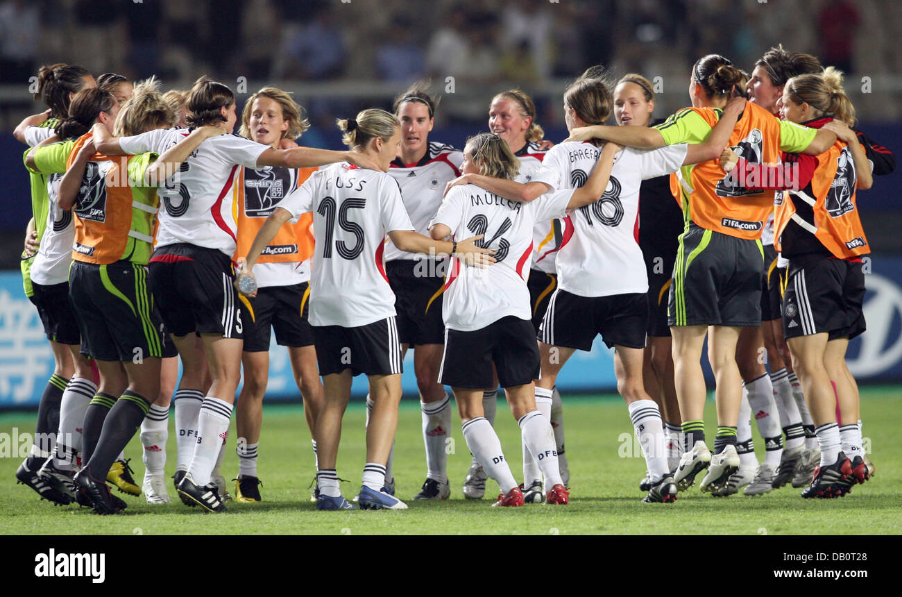 The German national women's soccer team cheer after their 3-0 victory ...