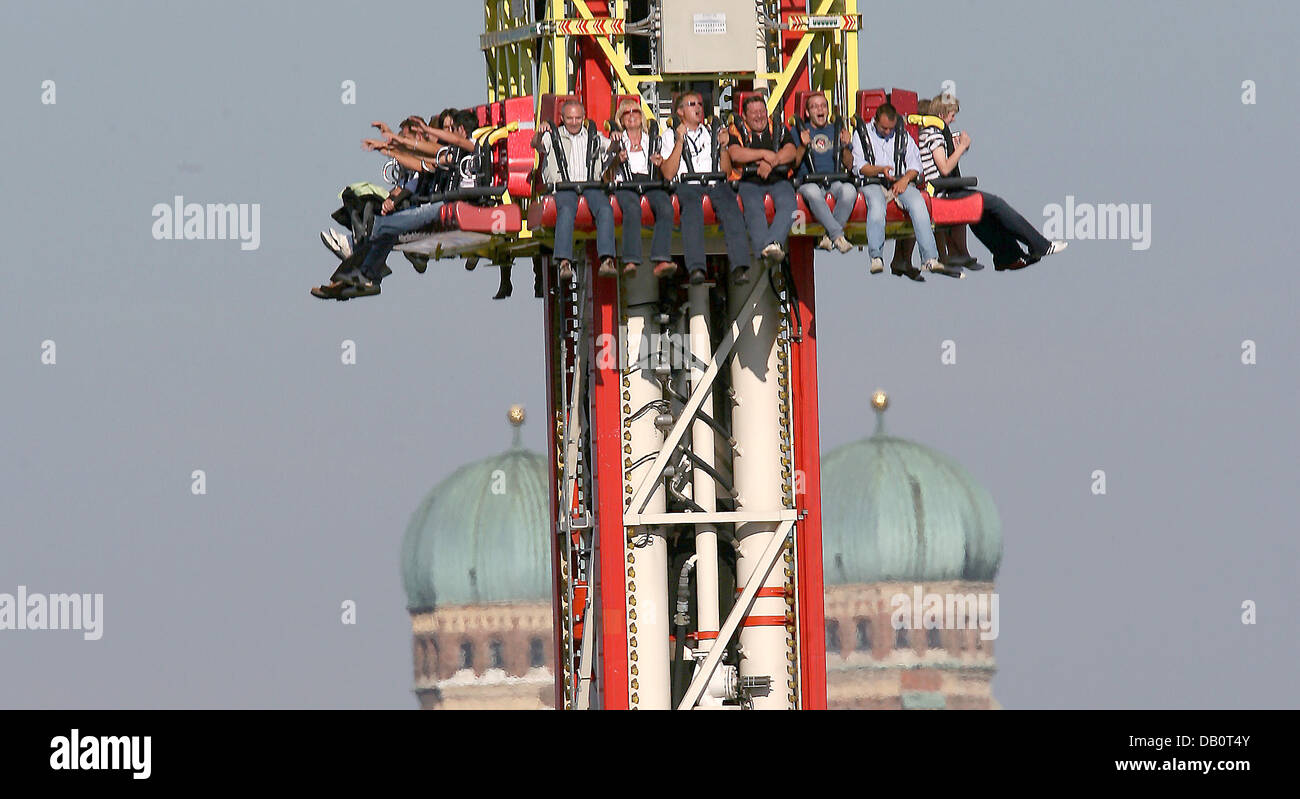 People sitting in fun ride 'Power Tower' at the '174th Oktoberfest in ...