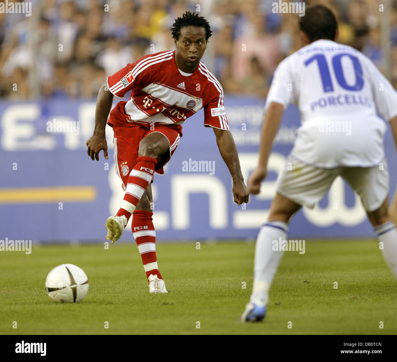 Karlsruhe's Massimilian Porcello (R) vies for the ball with Bayern ...