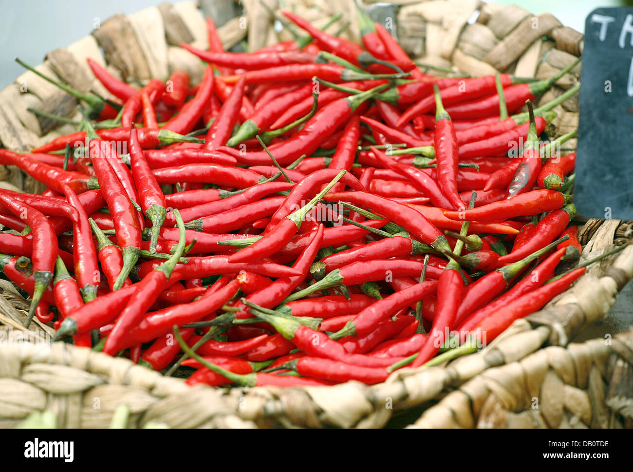 The picture shows red chili peppers at a market stand in Frankfurt Main ...