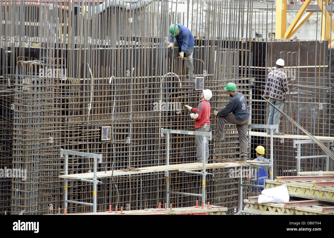 Construction workers pictured at a construction site in Frankfurt Main ...