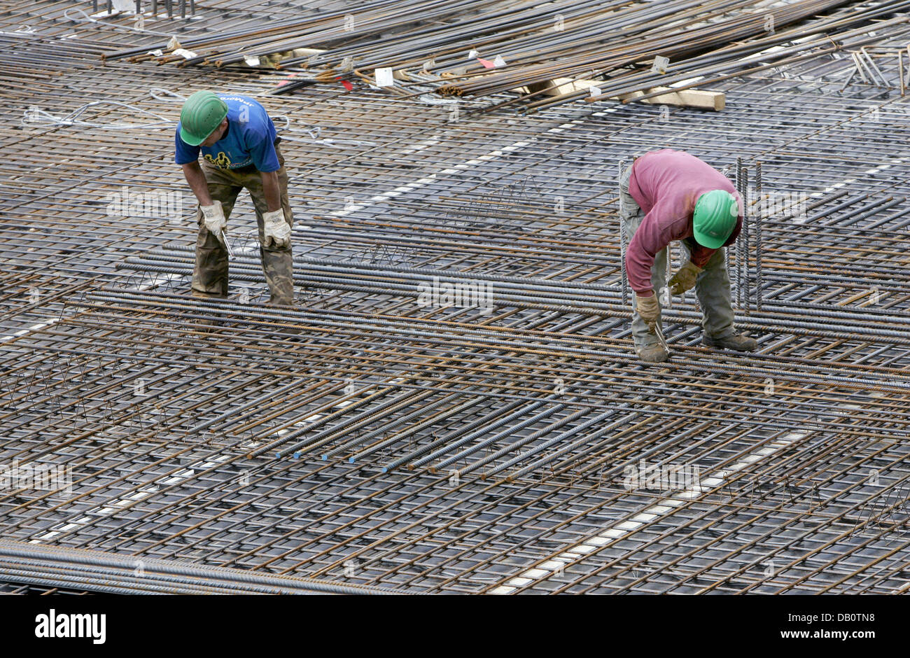 Construction workers pictured at a construction site in Frankfurt Main ...