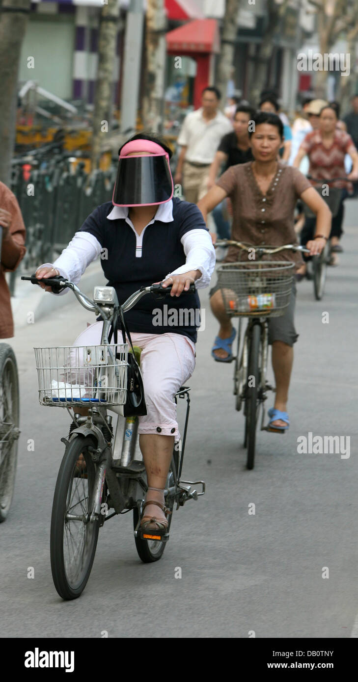 Cyclists cycle in the streets of Shnaghai, China, 19 September 2007 ...