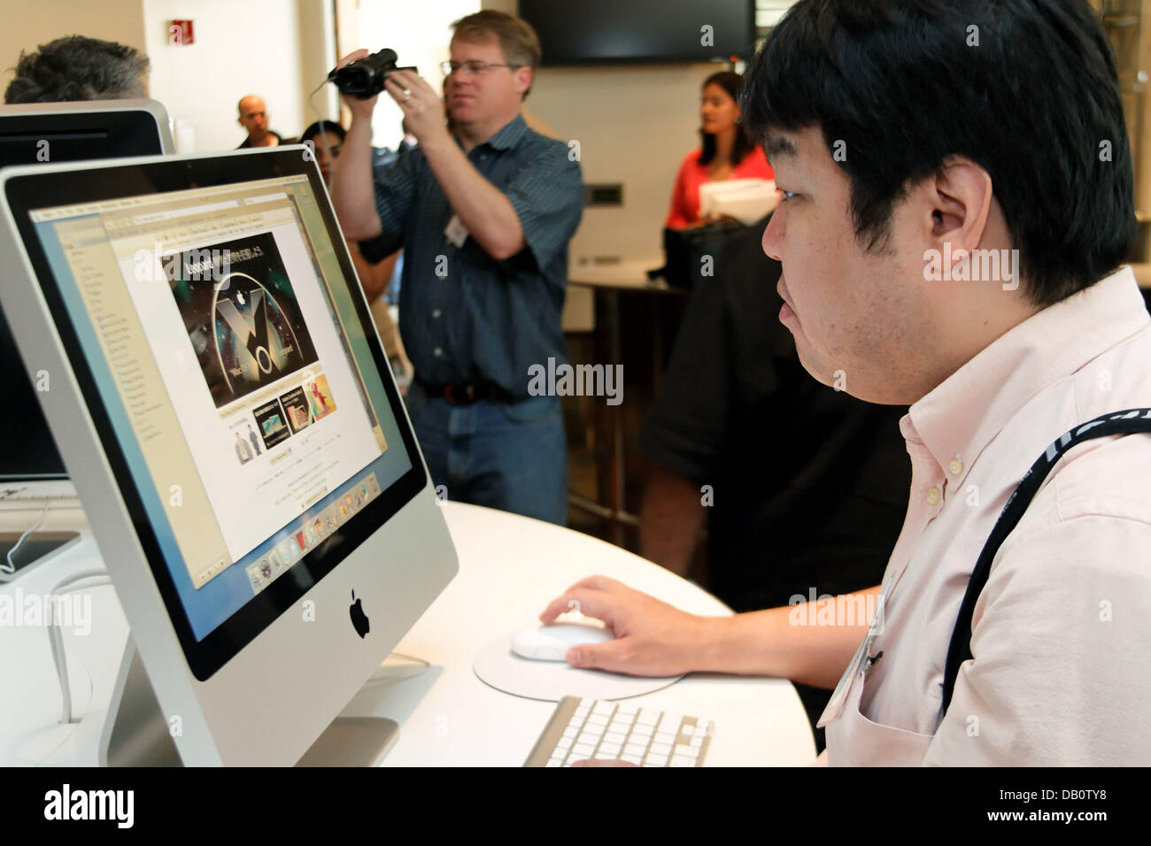 A journalist tests a new iMac at the 'Apple' campus in Cupertino ...