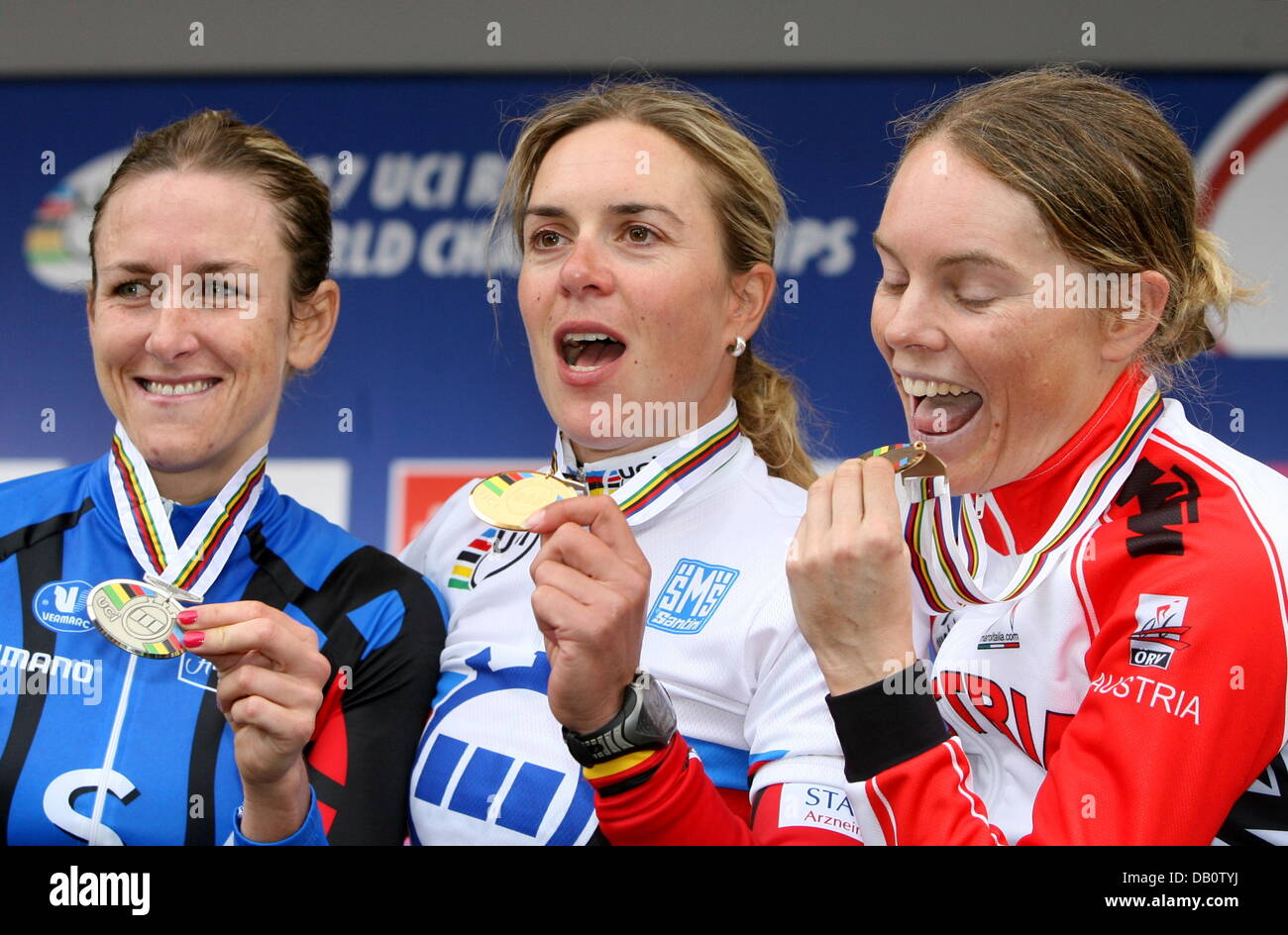 German Hanka Kupfernagel (C) celebrates her gold medal with second ...