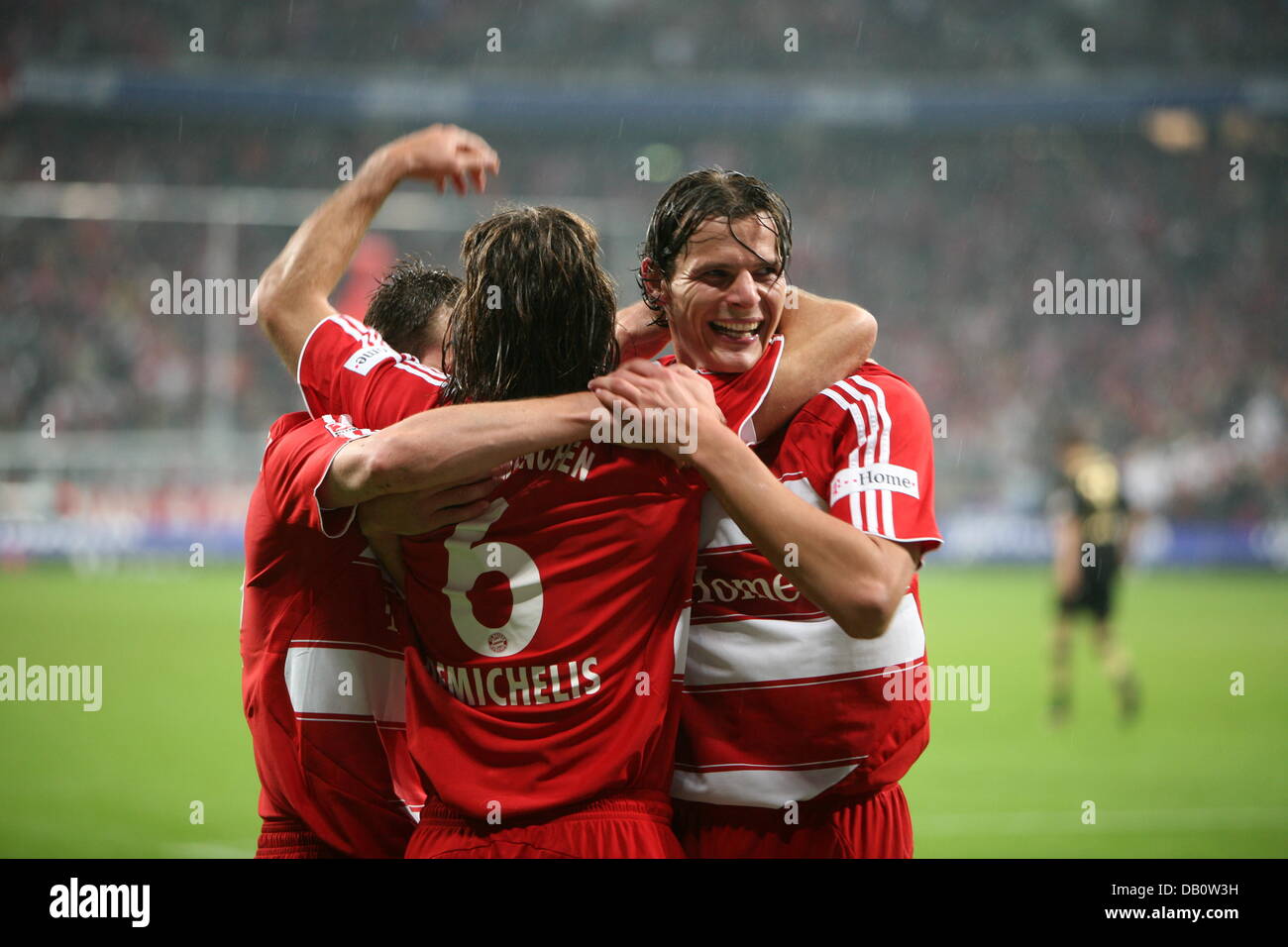 FC Bayern Munich players Miroslav Klose (L) and Daniel van Buyten ...
