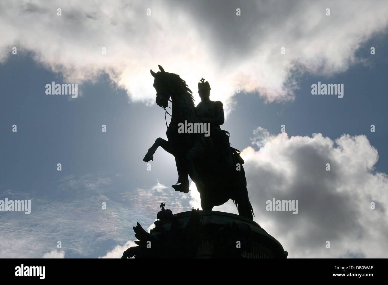 The picture shows the Tsar Alexander I statue in Saint Petersburg ...