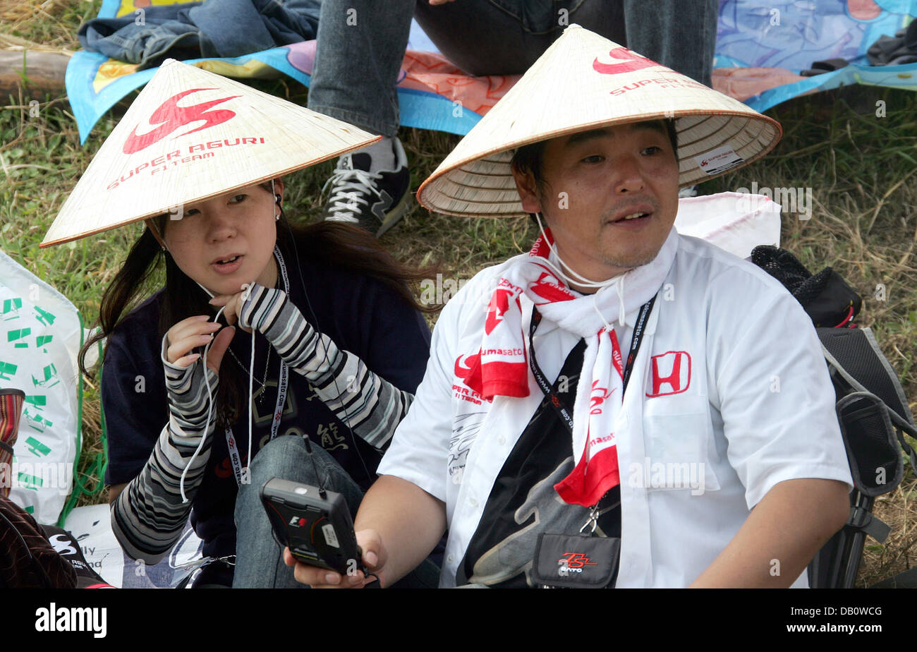 Japanese Formula One fans watch a practice session at Fuji Speedway ...