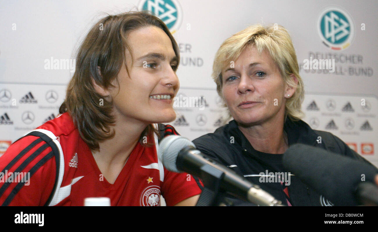 German natioanl side head coach Silvia Neid (R) and golaie Nadine ...