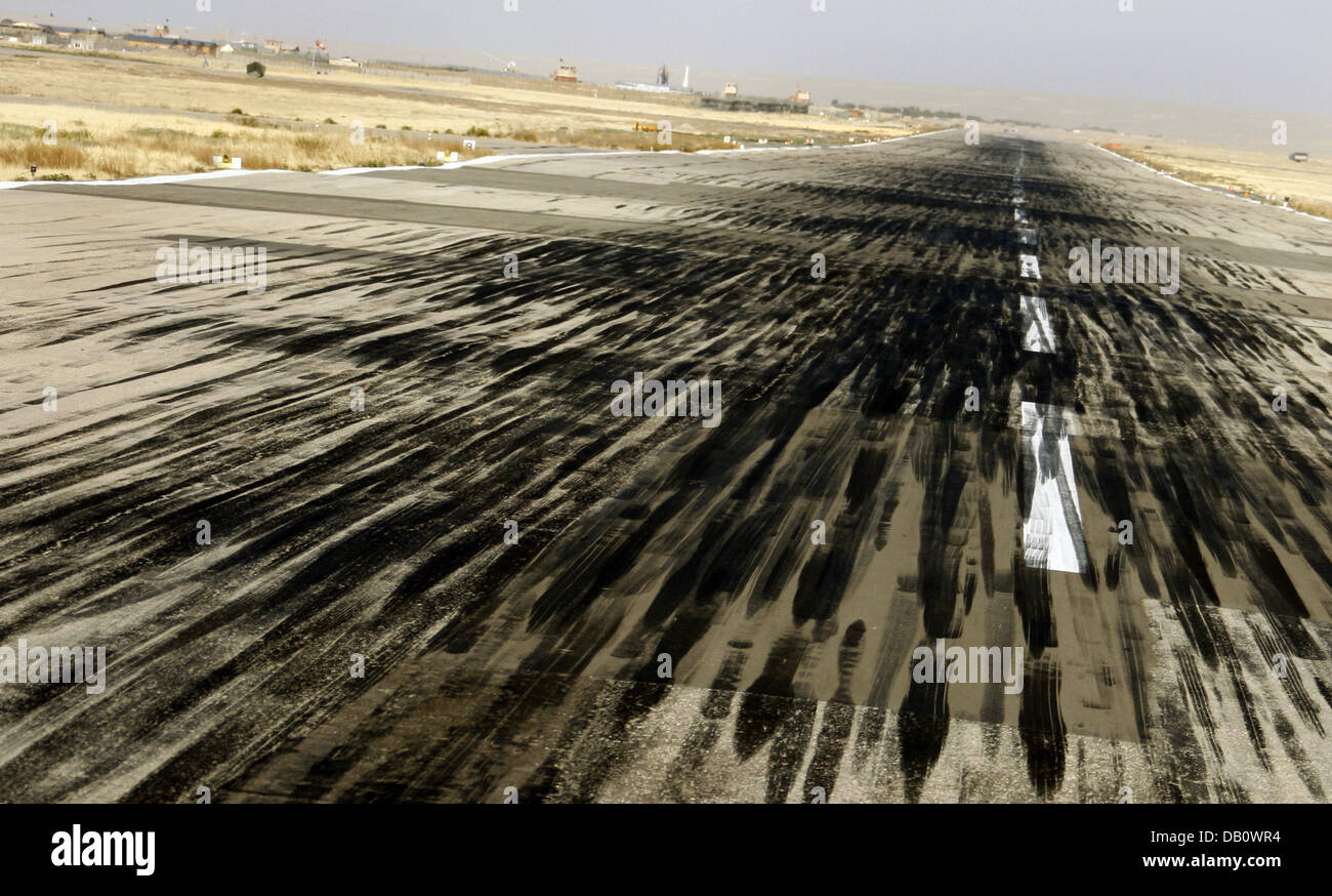 The picture shows the airstrip at the Bundeswehr Camp Marmal near ...