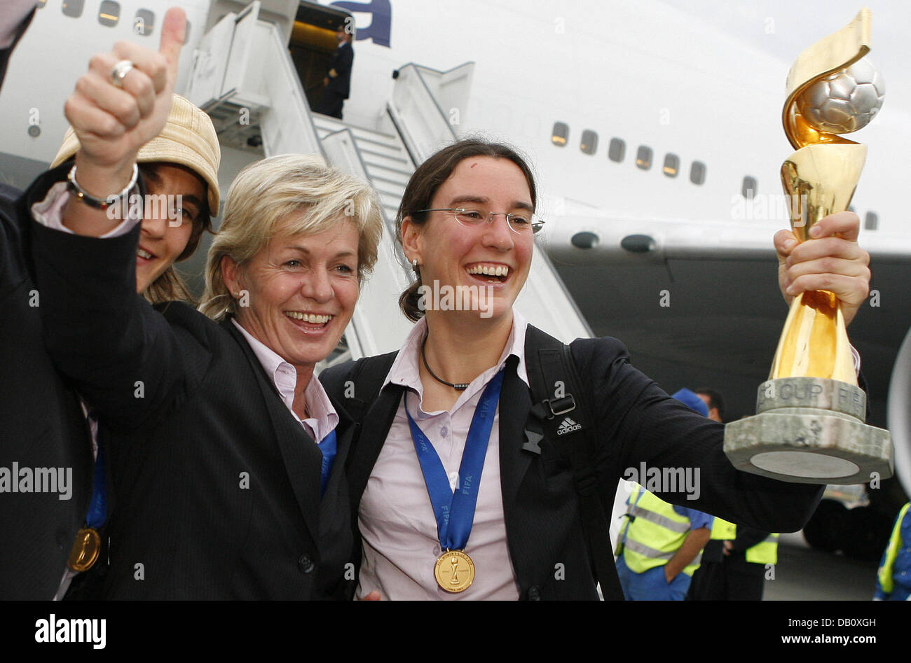 German national coach Silvia Neid (C) and players of the women's soccer ...