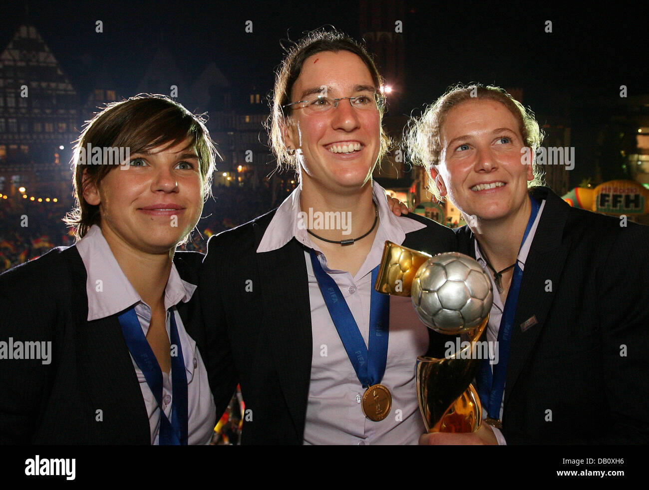 German national team skipper Birgit Prinz (C) cheers with the FIFA ...