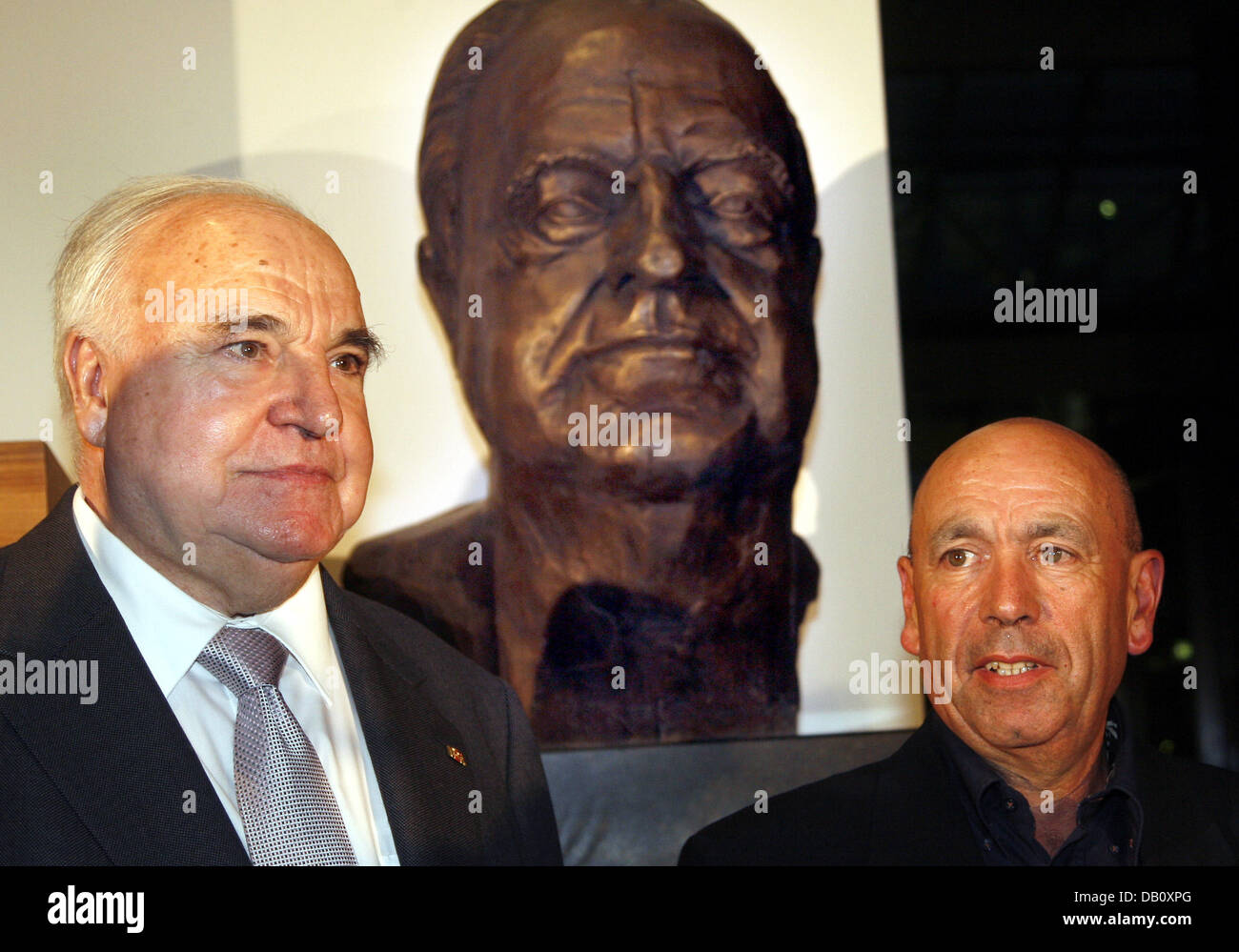 Former German Chancellor Helmut Kohl is pictured beside the French ...