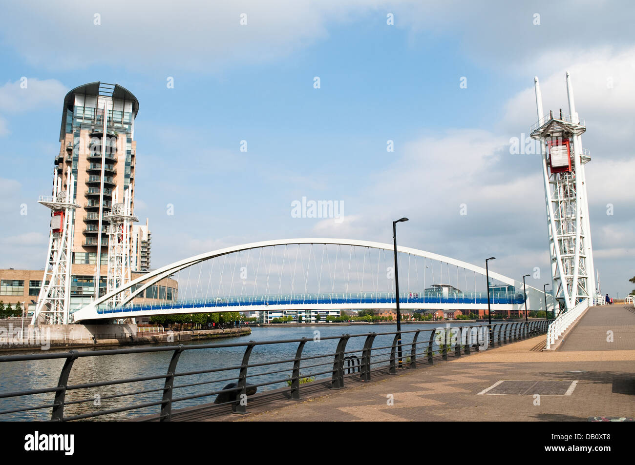 The Lowry footbridge and waterside promenade, Salford Quays, Greater ...