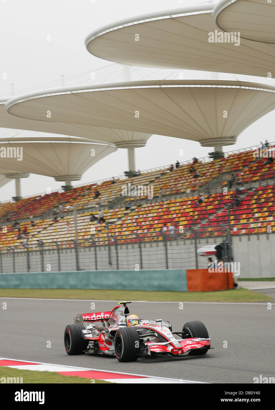 F1 hamilton profile hi-res stock photography and images - Alamy