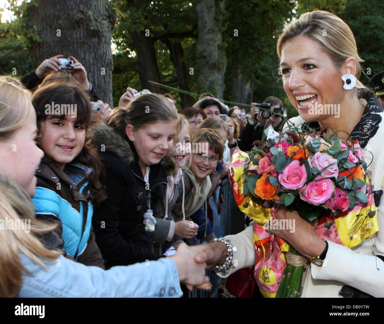 Female smiling human interest hum people celebrities royals bouquet ...