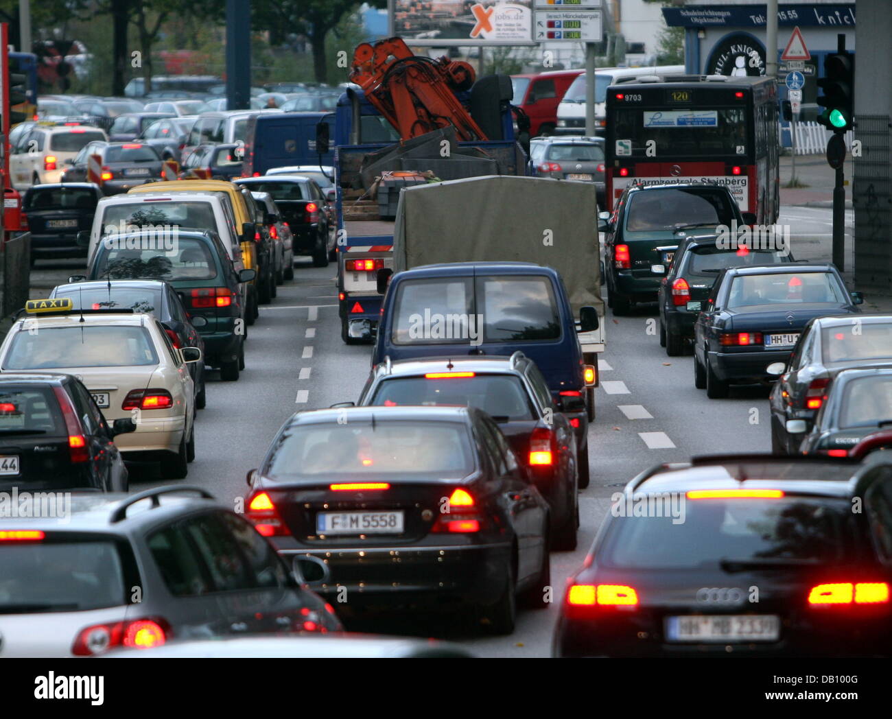 The picture illustrates traffic congestion on the access roads to ...
