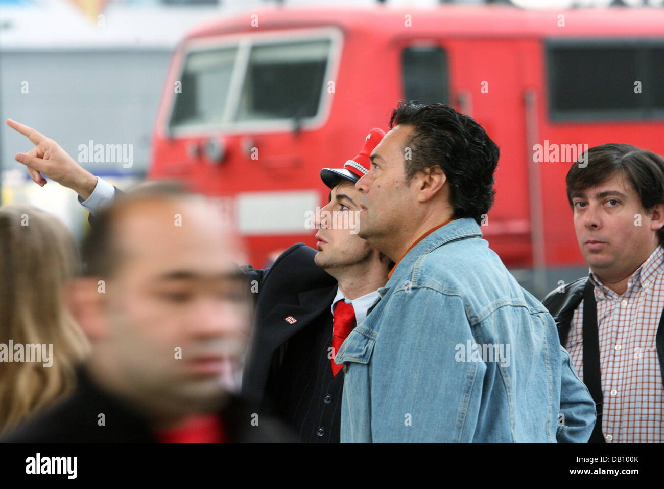 An employee of the German railway company 'Deutsche Bahn' informs rail ...
