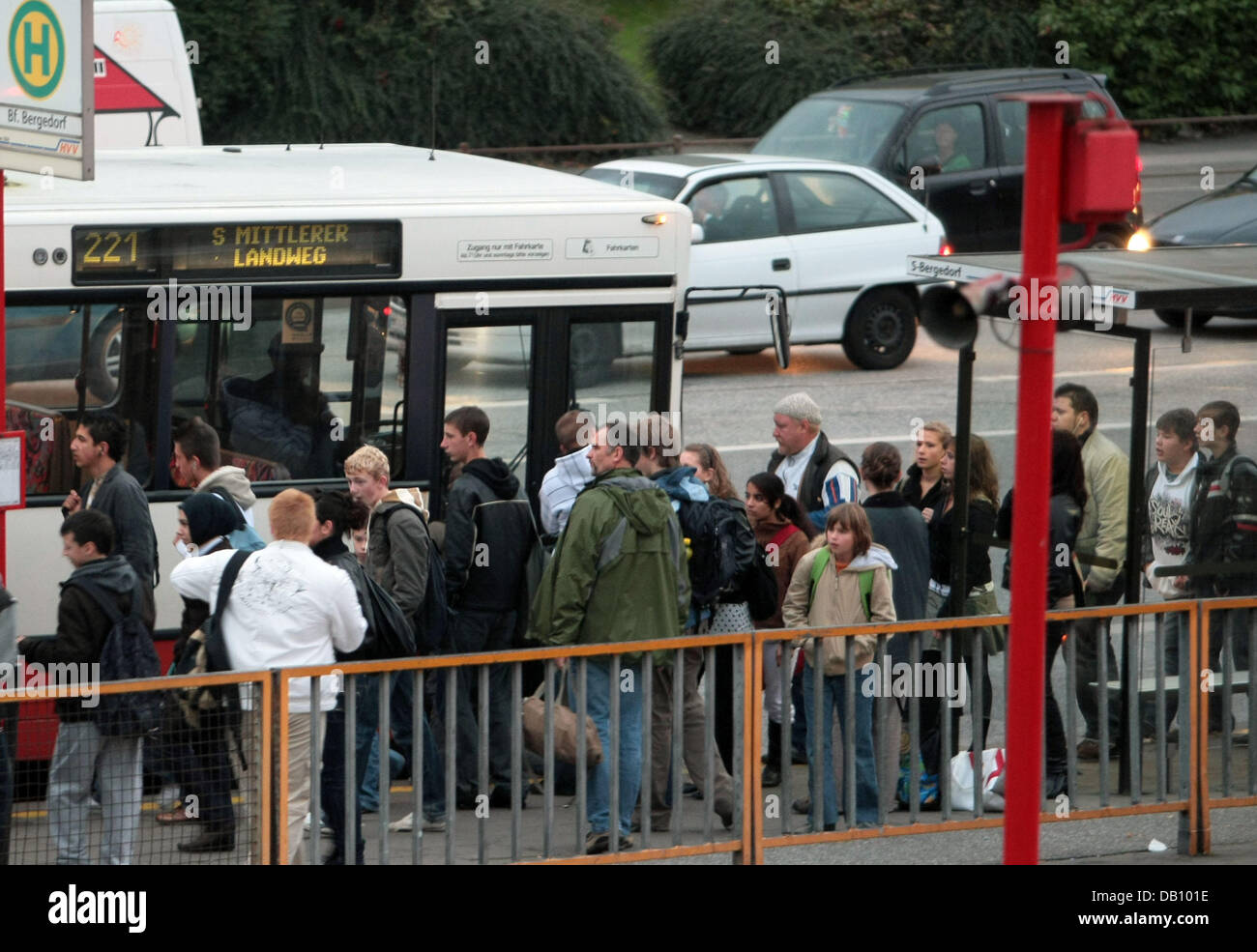 Commuters rather take the bus in Hamburg, Germany, 12 October 2007. The ...