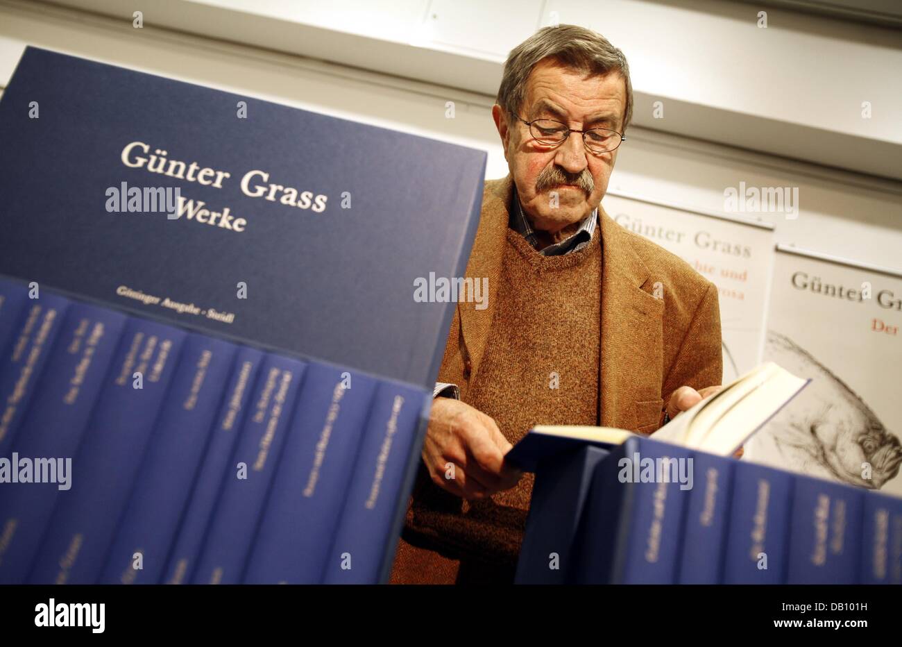 Nobel Prize-winning German author Guenter Grass poses with the complete ...