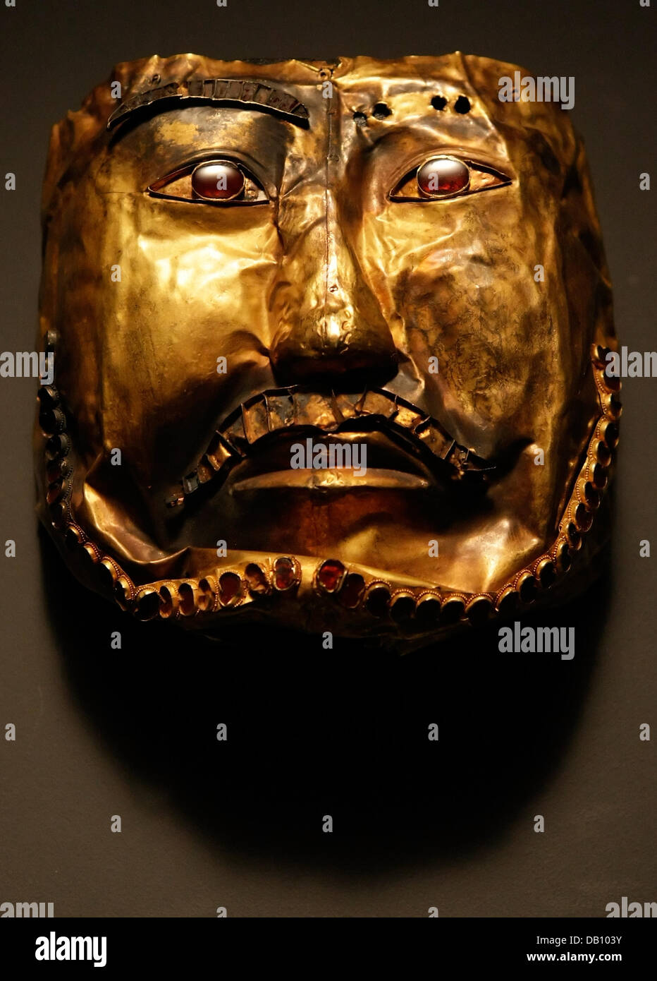 The picture the exhibit 'Death Mask' (gold/almandin) of the exhibition ...