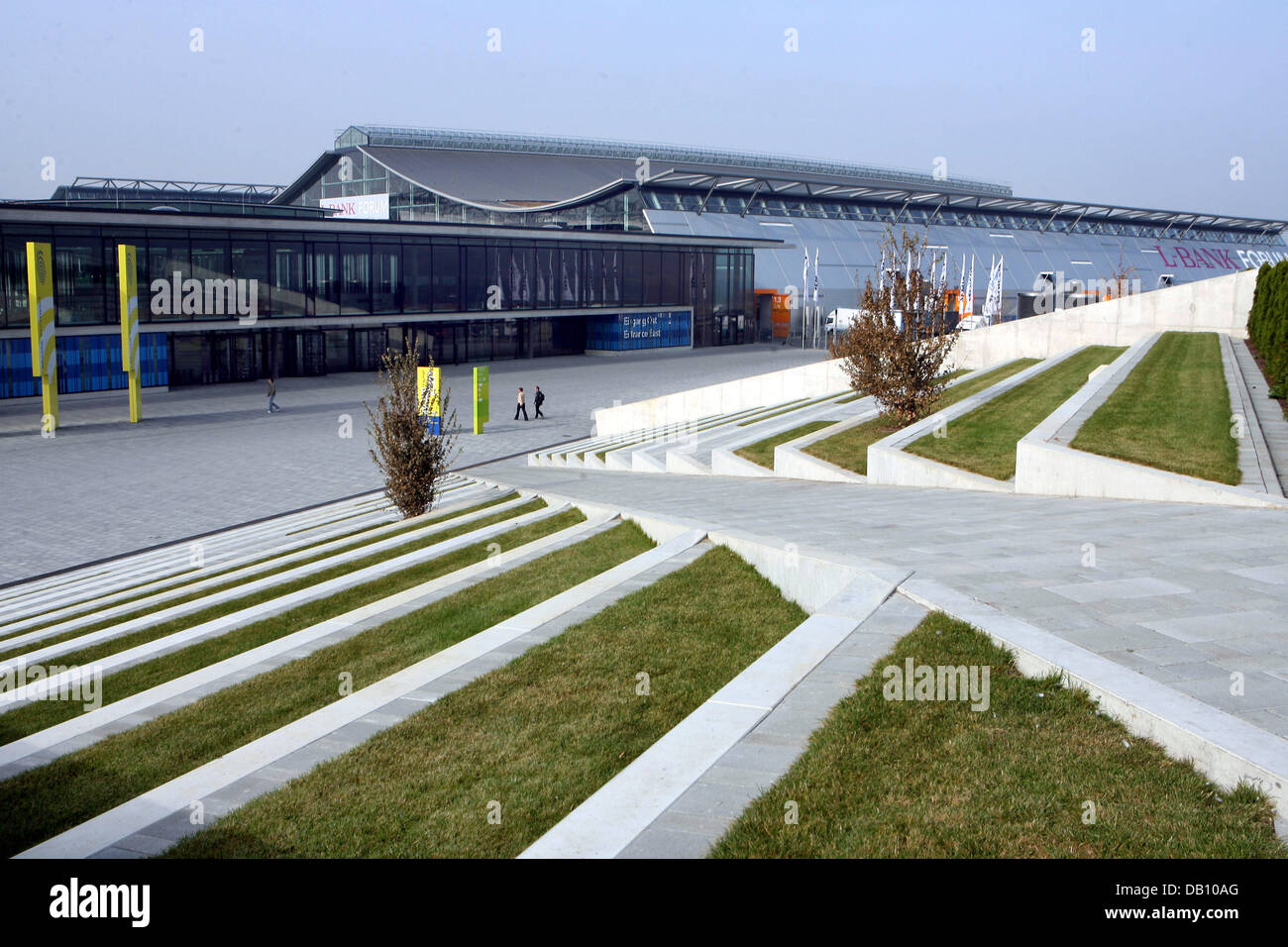 The new trade fair centre 'Neue Messe', its eastern entrance (L), hall ...