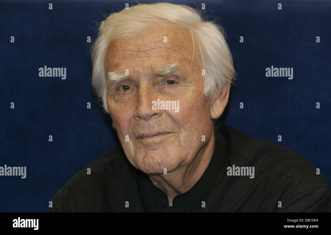 Entertainer biography hi-res stock photography and images - Alamy