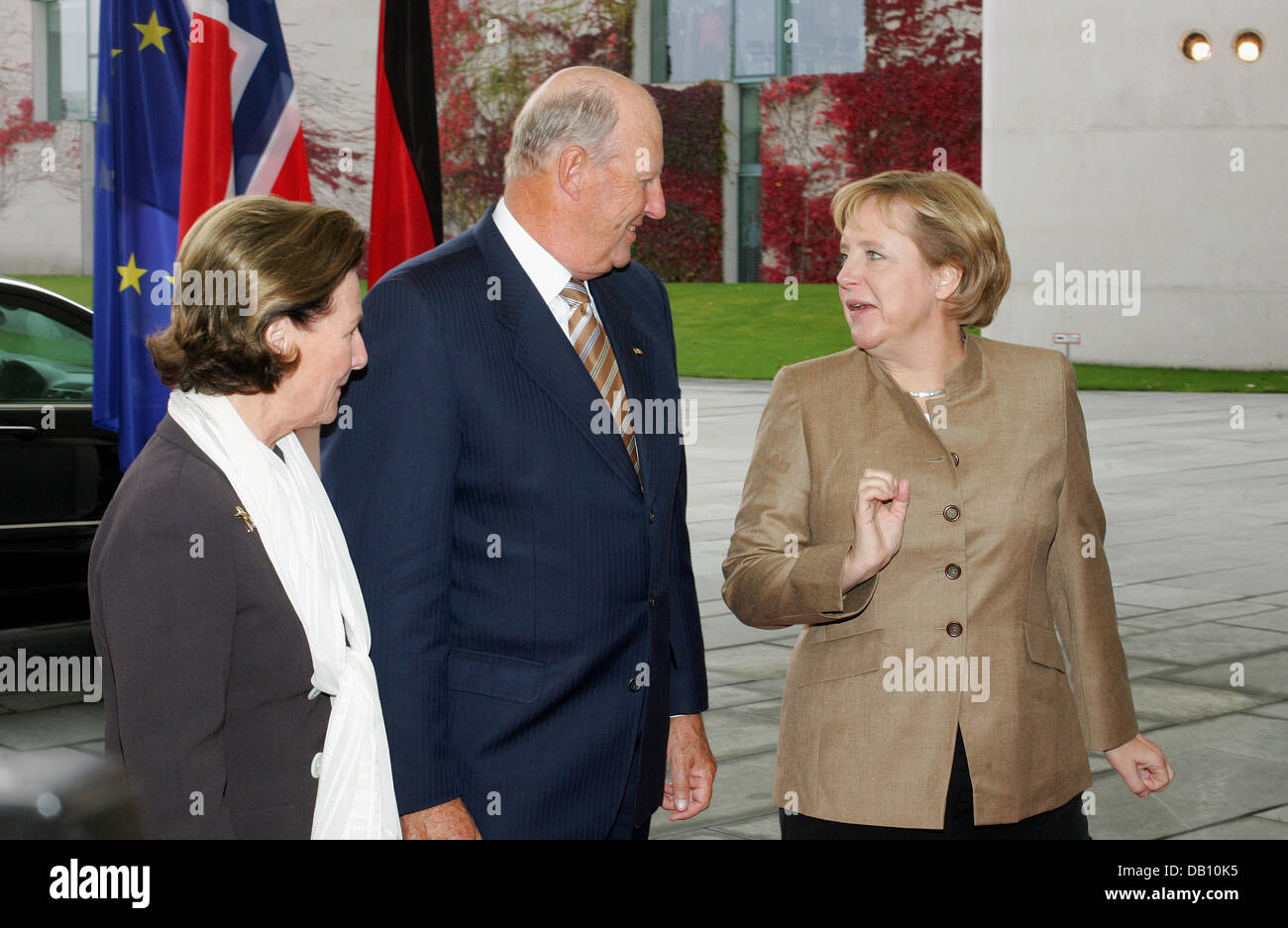 German Chancellor Angela Merkel (R) welcomes Queen Sonja of Norway (L ...