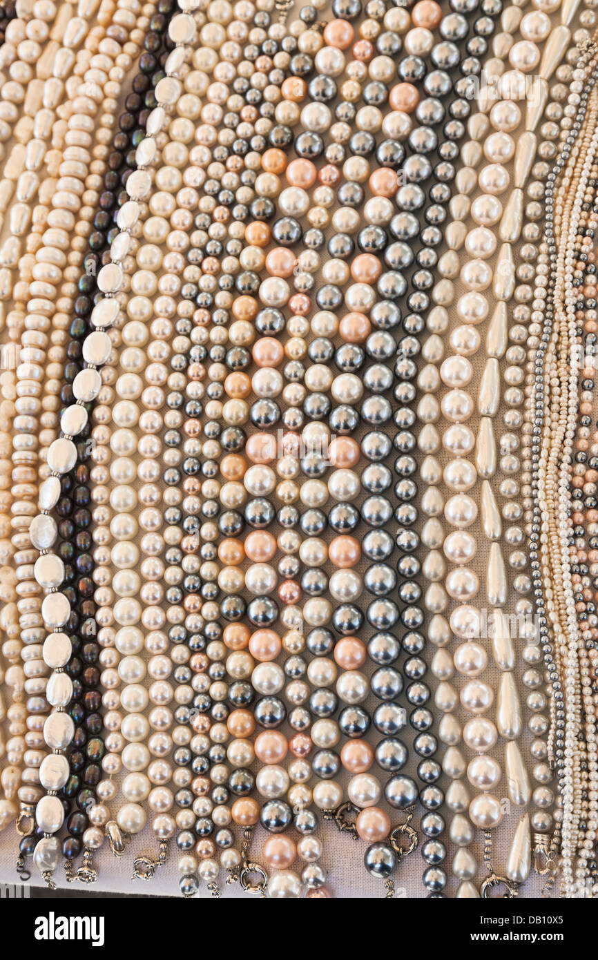 Pearl necklaces hi-res stock photography and images - Alamy