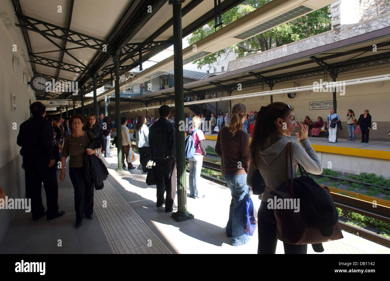 (dpa file) - People wait for the train at a metro stop in Piraeus ...