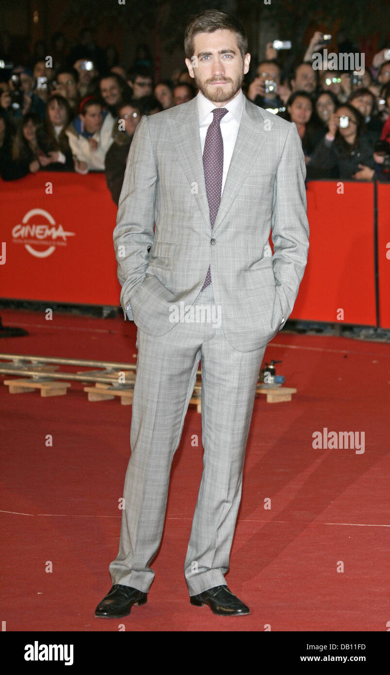 Actor Jake Gyllenhaal poses at the premiere of the film 'Rendition' at ...