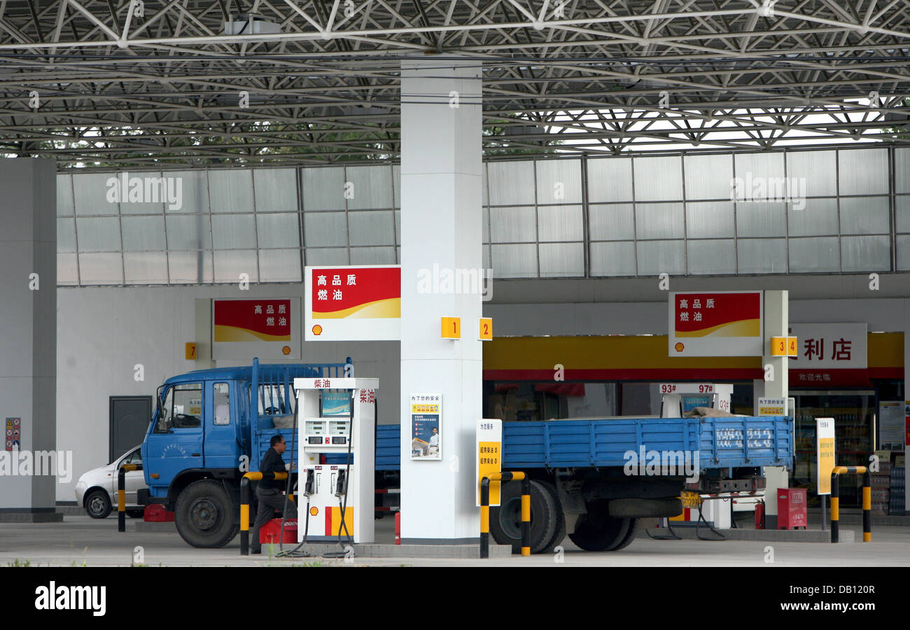A lorry stops at a ?Shell? filling station in Beijing, China, 09 ...