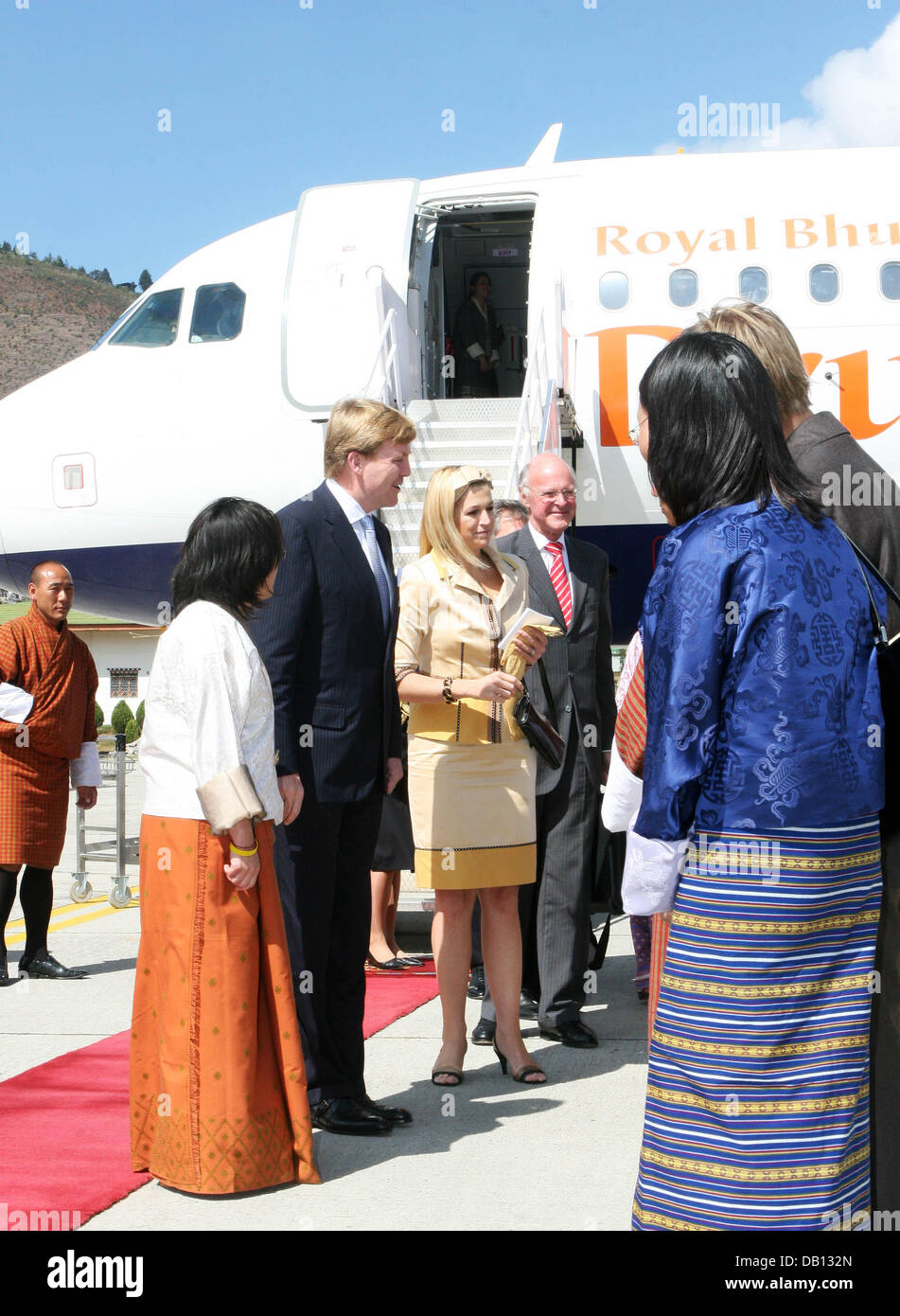 Crown Prince Willem-Alexander (3-L) and Princess Maxima (4-L) arrive ...