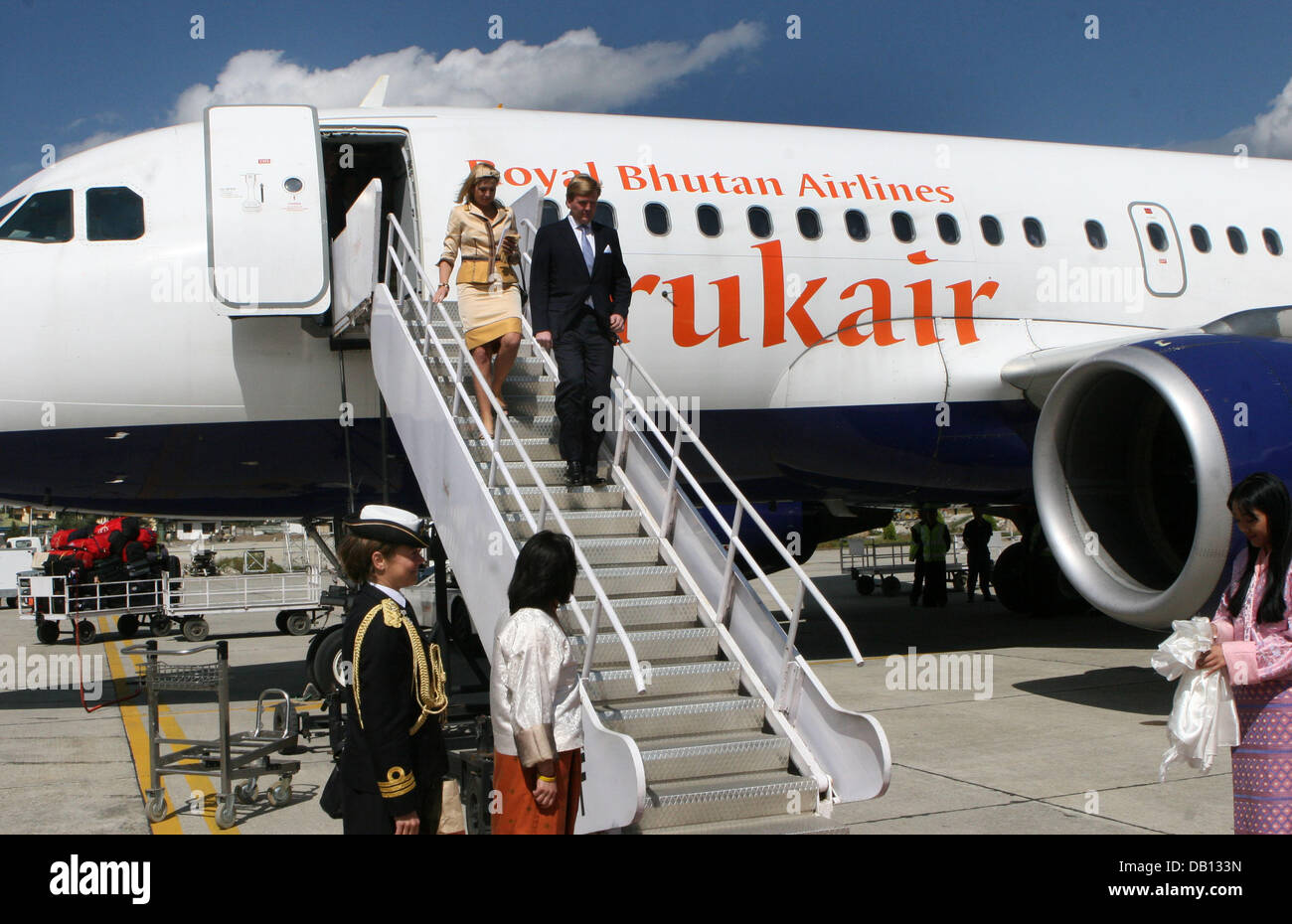 Crown Prince Willem-Alexander (2-R) and Princess Maxima (3-L) arrive ...