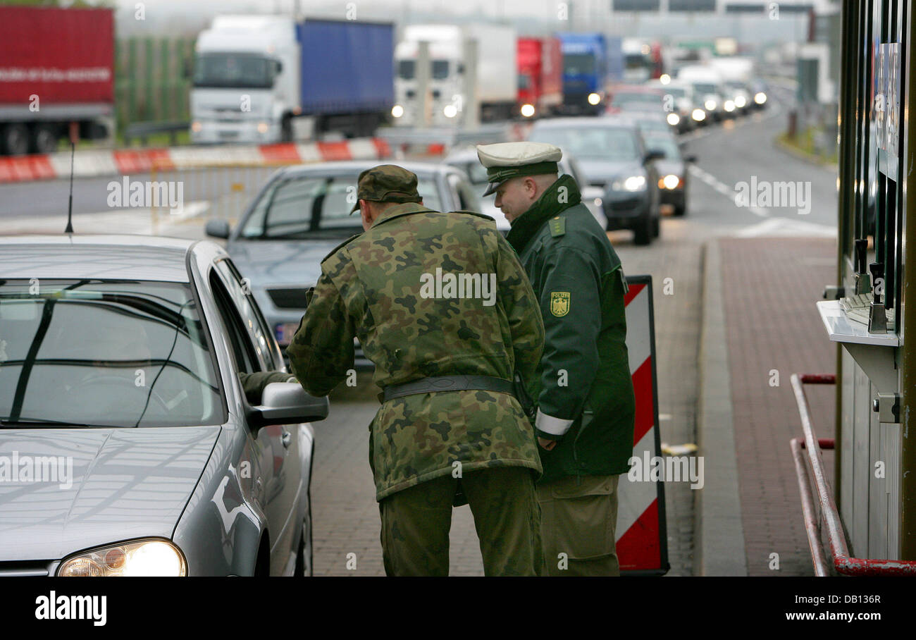 A German Federal Police Officer and his Polish colleague check ...
