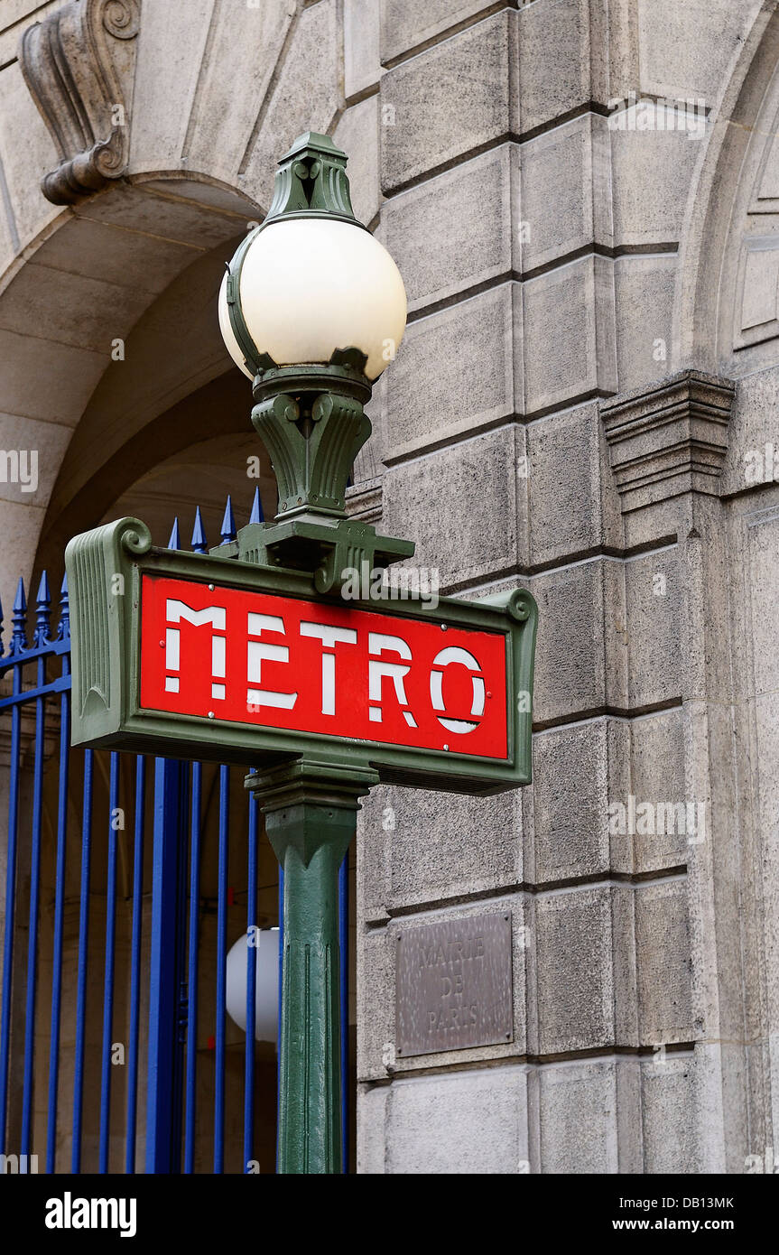 France metro door hi-res stock photography and images - Alamy