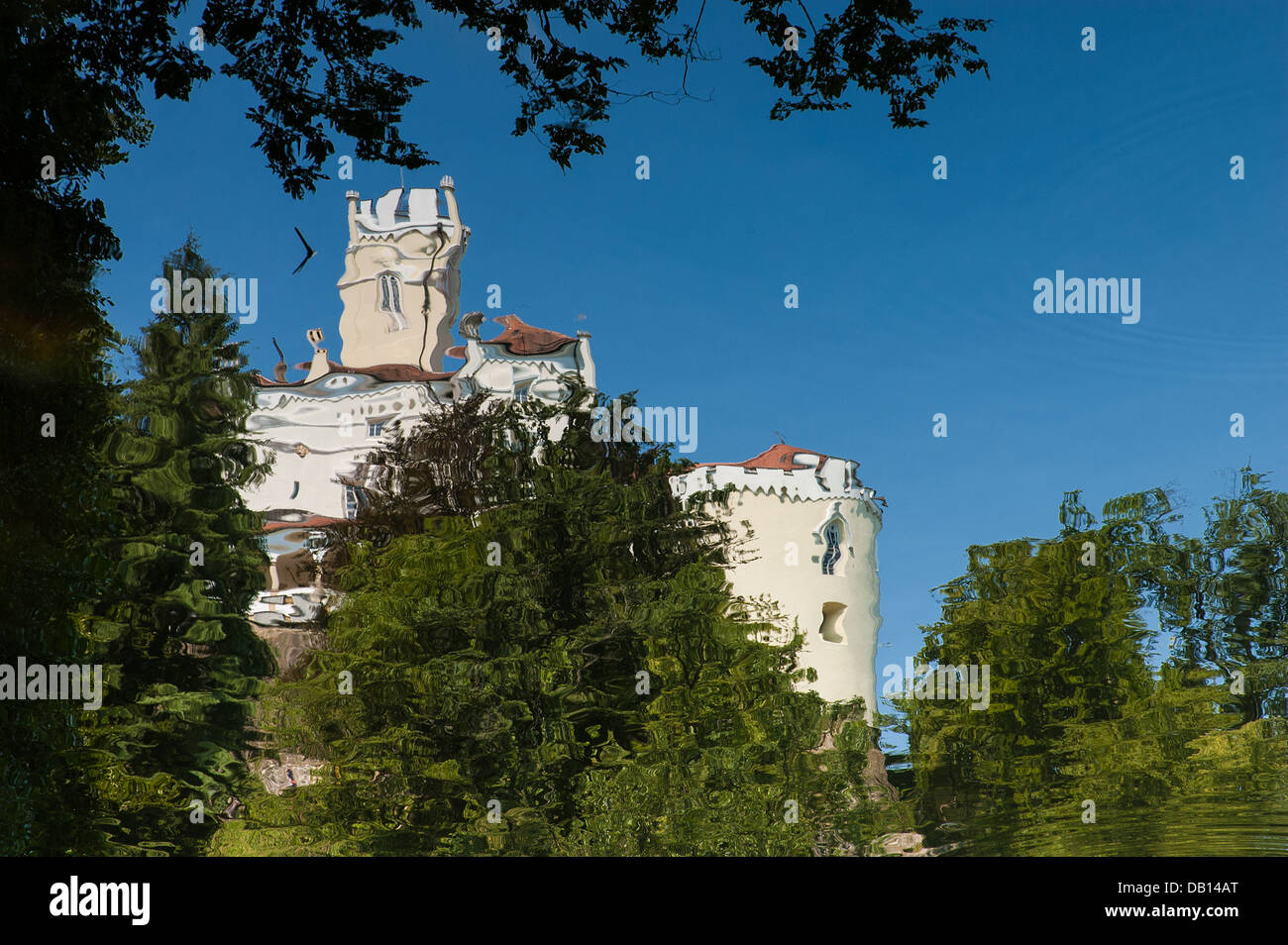 Castle reflection in water hi-res stock photography and images - Alamy