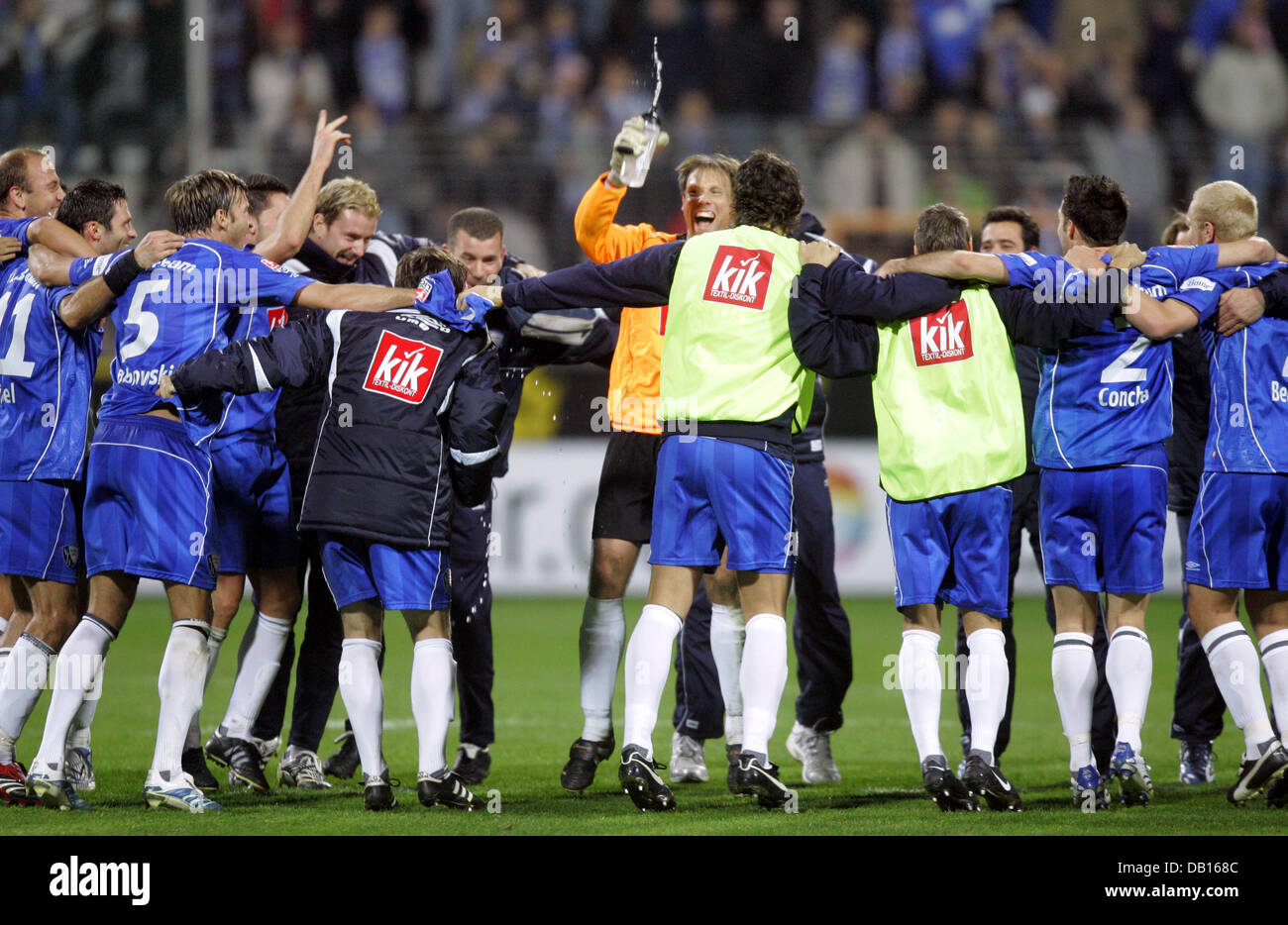 Debutant goalkeeper of VfL Bochum Rene Renno (C) and his teammates ...