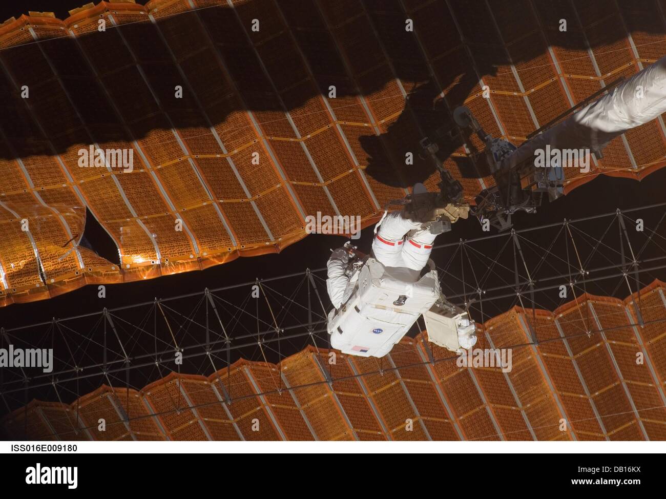 US-Astronaut Scott Parazynski fixes a solar sail of the space station ...