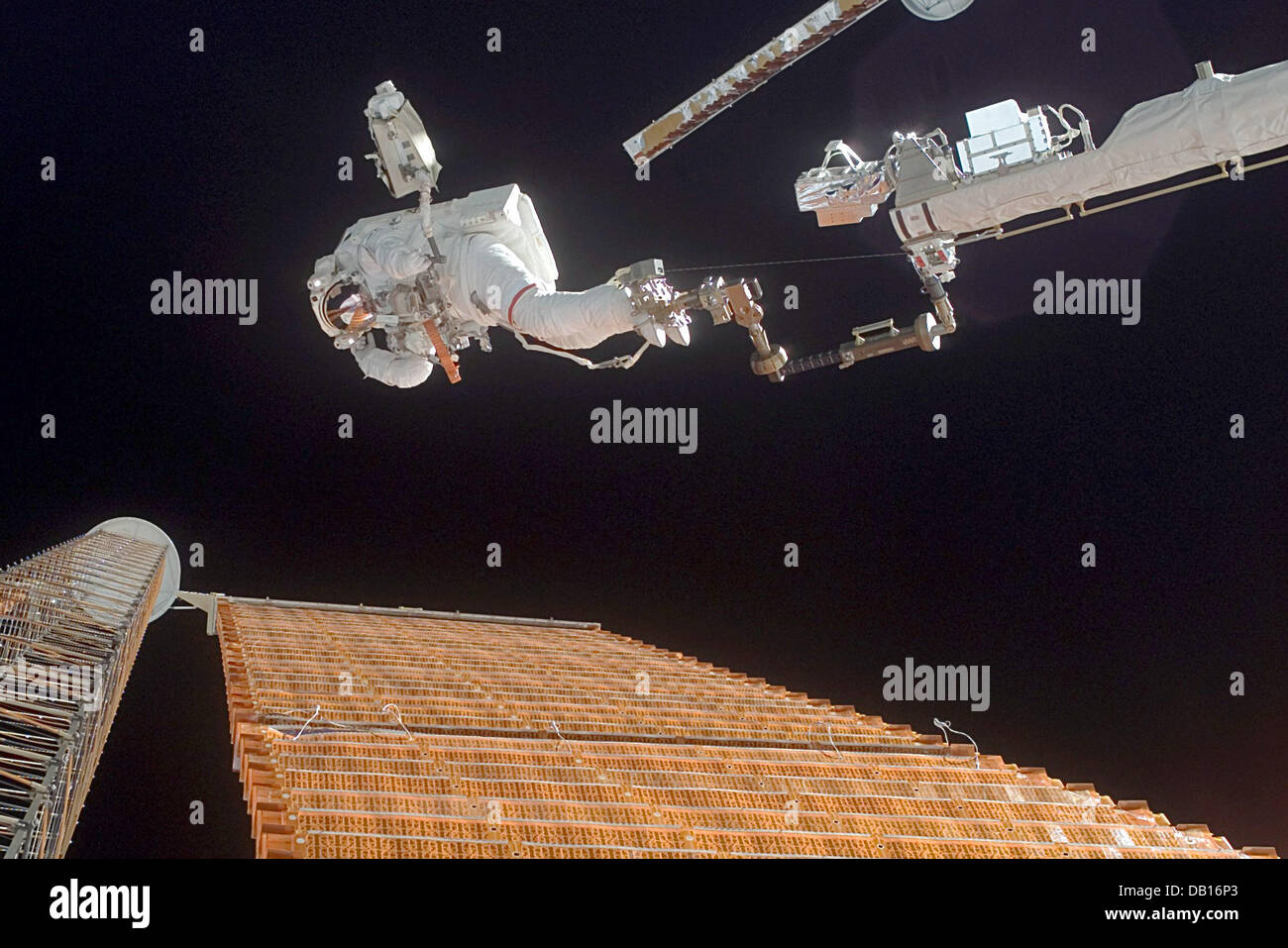 US-Astronaut Scott Parazynski fixes a solar sail of the space station ...