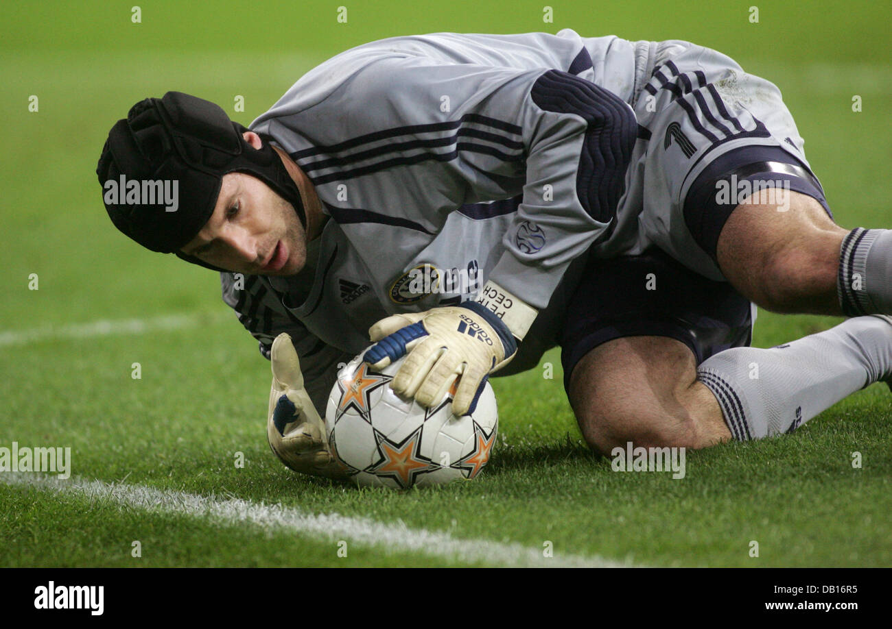 Veltins arena petr cech hi-res stock photography and images - Alamy