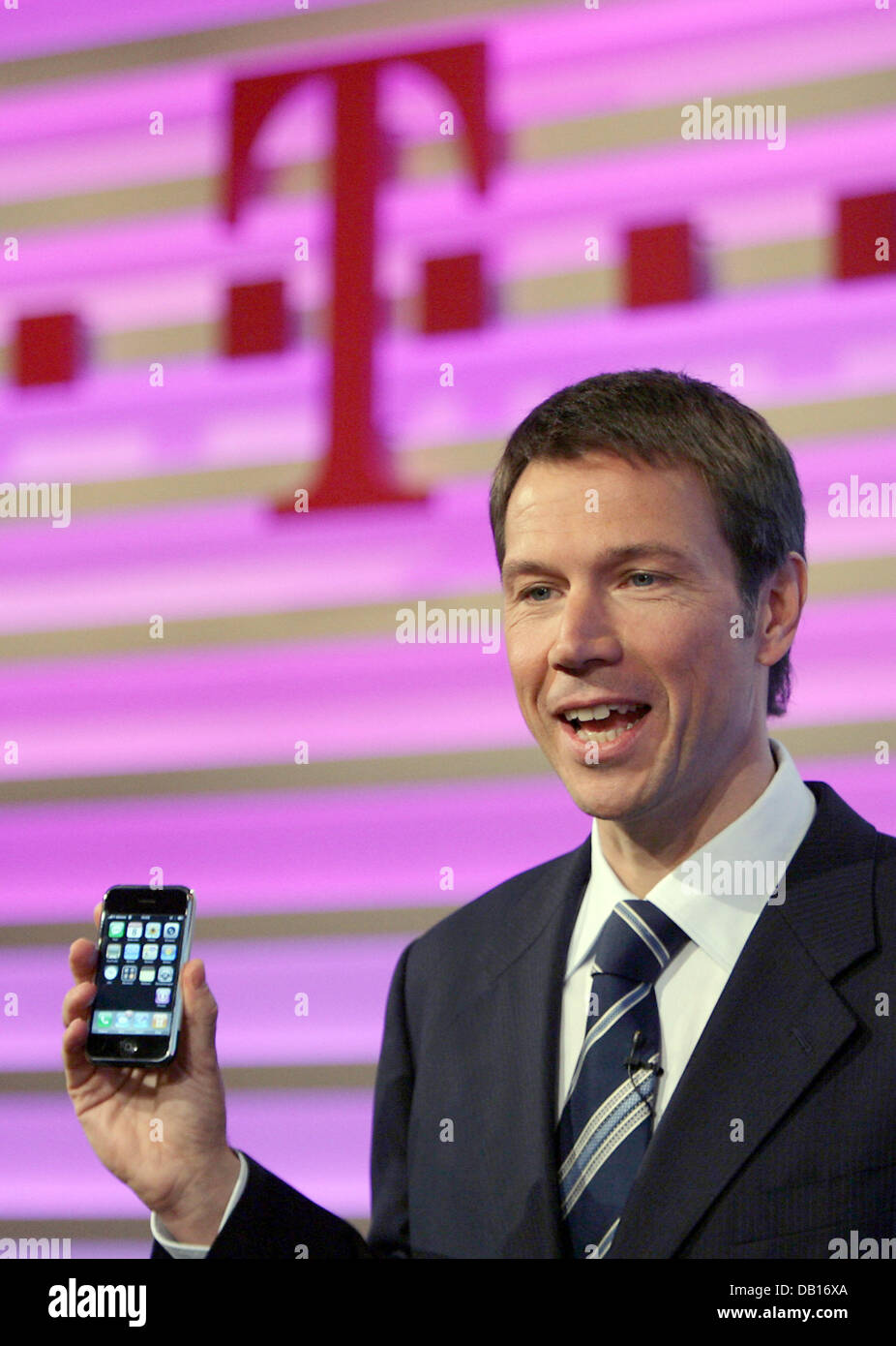 Telekom-CEO Rene Obermann presents the new Apple-cell phone 'iPhone ...