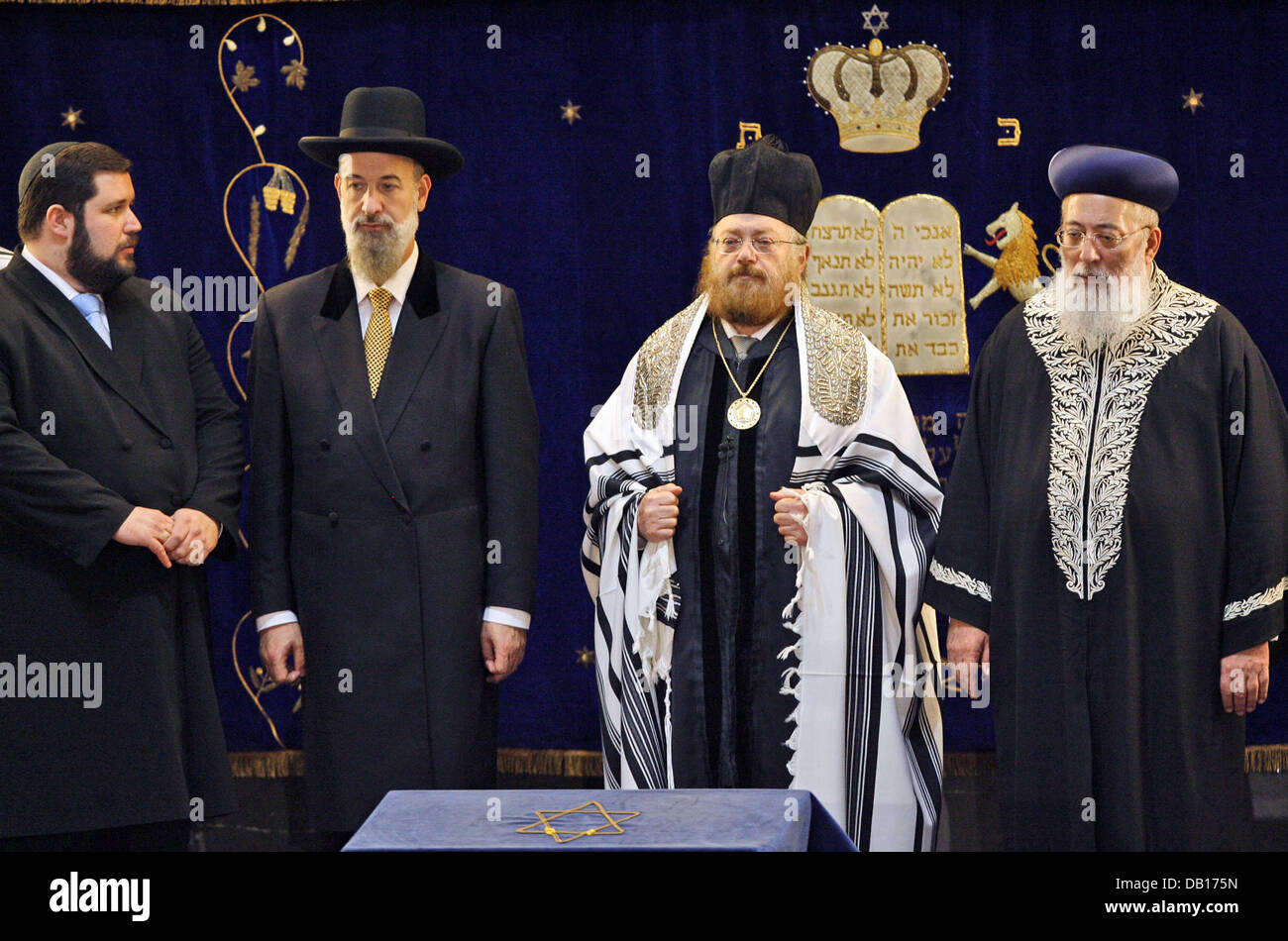 Rabbi Netanel Teitelbaum (L) from Cologne, Israeli chief rabbis Schlomo ...