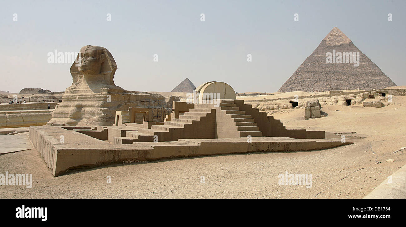 The picture shows the pyramid complex with the Great Sphinx in Giza ...