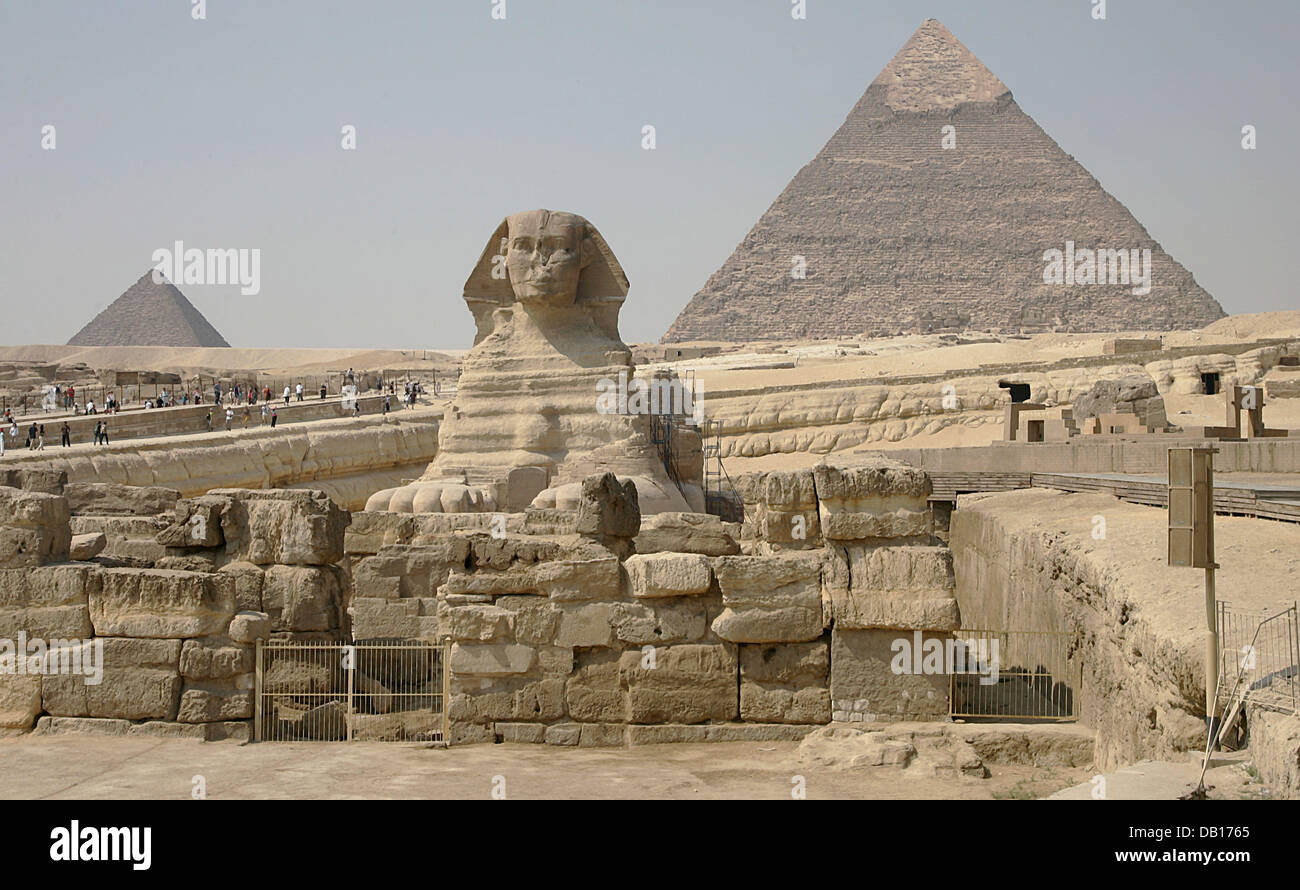 The picture shows the pyramid complex with the Great Sphinx in Giza ...