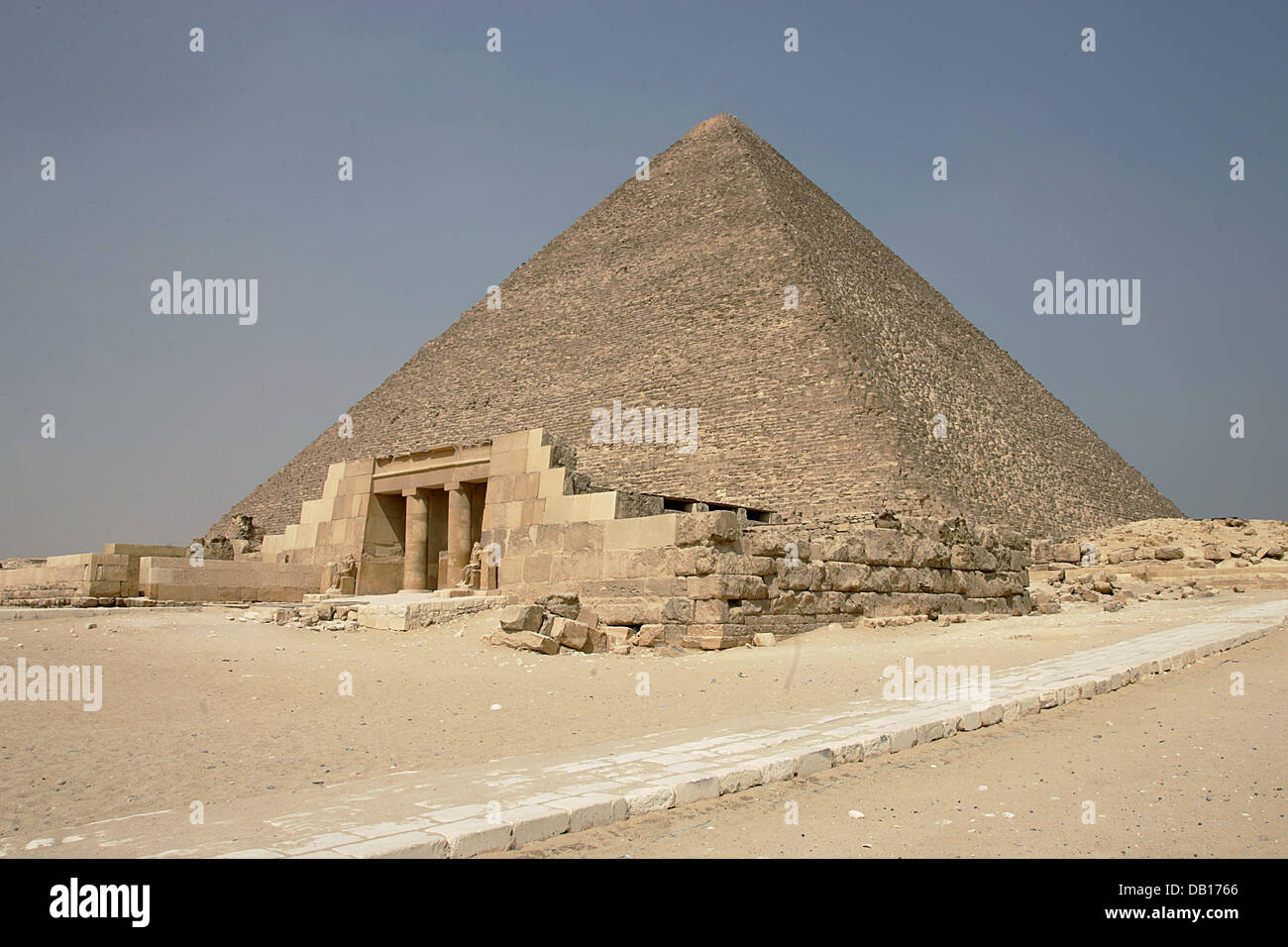 The picture shows the Pyramid of Cheops in the pyramid complex in Giza ...