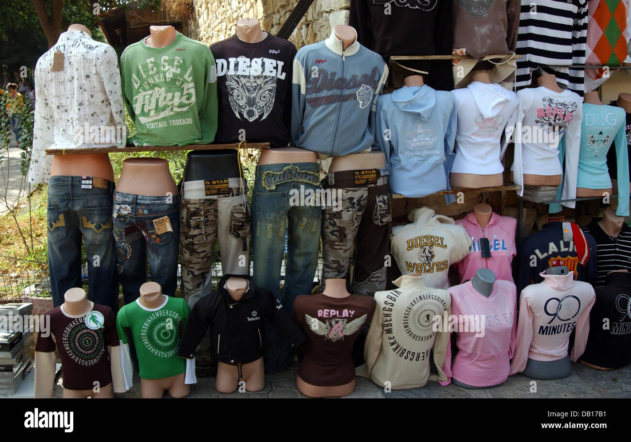 (dpa-file) People stroll around shops which offer forged brand products ...