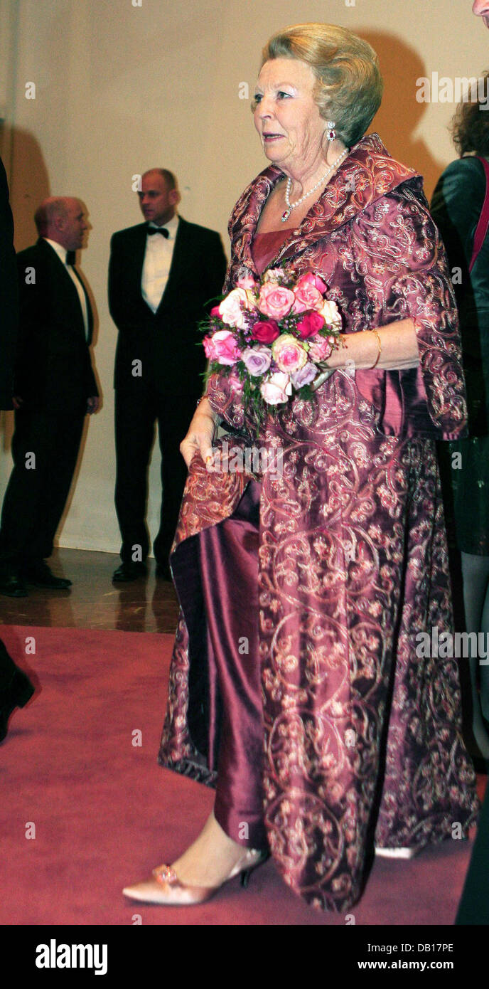 Dutch Queen Beatrix (L) attends the 14th Ballet Gala of Foundation ...