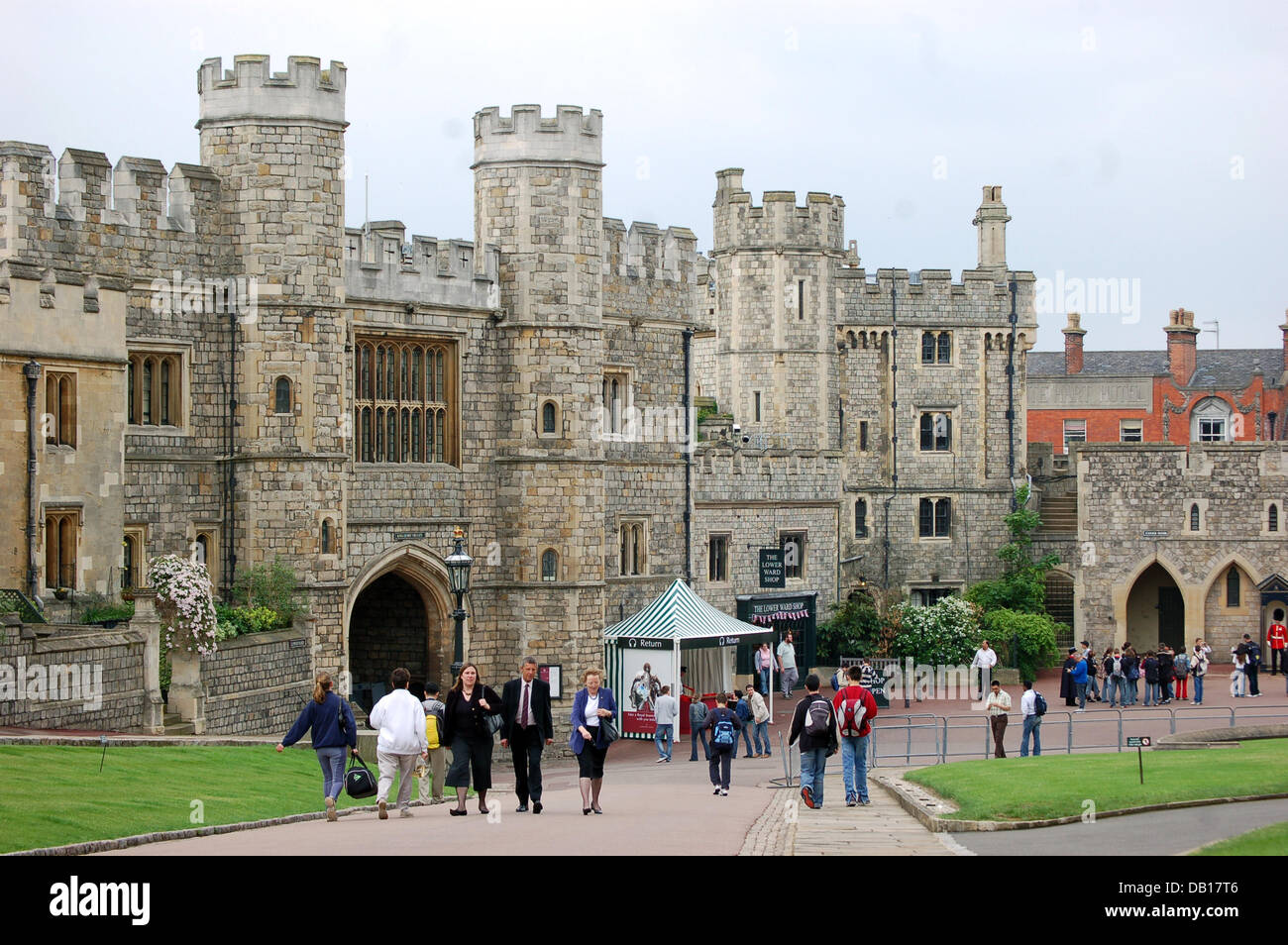 Windsor castle courtyard hi-res stock photography and images - Alamy