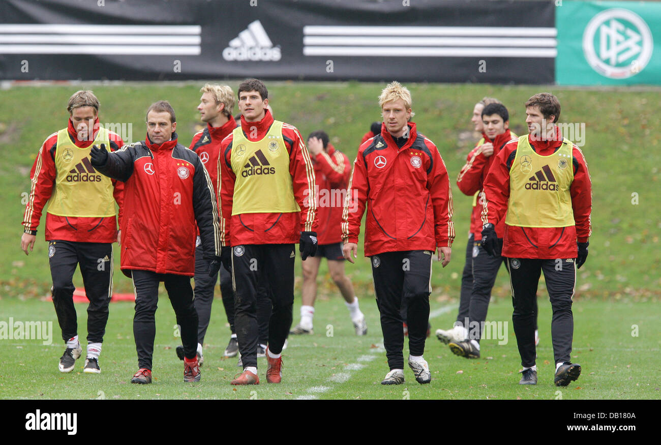 Players of the German national soccer team Clemens Fritz, Simon Rolfes ...